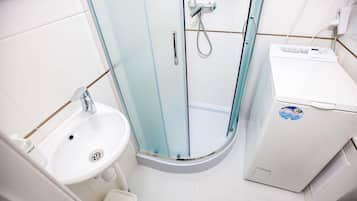 Condo standard, várias camas, vista para a cidade (Knyazya Y. Osmomysl Square 3) | Banheiro | Banheira de imersão, produtos de toalete grátis, secador de cabelo