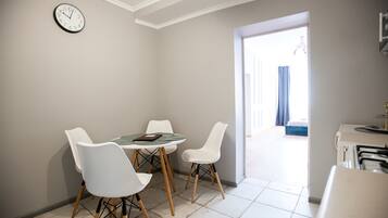 Condo standard, várias camas, vista para a cidade (Knyazya Y. Osmomysl Square 3) | Cozinha privada | Geladeira, micro-ondas, fogão, cooktop