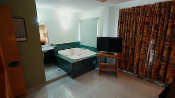 Quarto júnior, 1 cama King | Cofres nos quartos, ferros/tábuas de passar roupa, Wi-Fi de cortesia