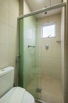 Suíte standard, 1 cama de casal | Banheiro | Chuveiro, secador de cabelo, toalhas de banho, sabonete