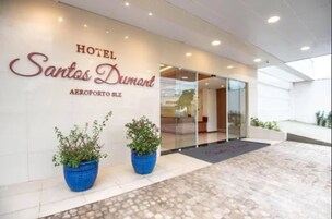 Entrada de hotel com uma placa indicando 'HOTEL Santos Dumont AEROPORTO SLZ'.