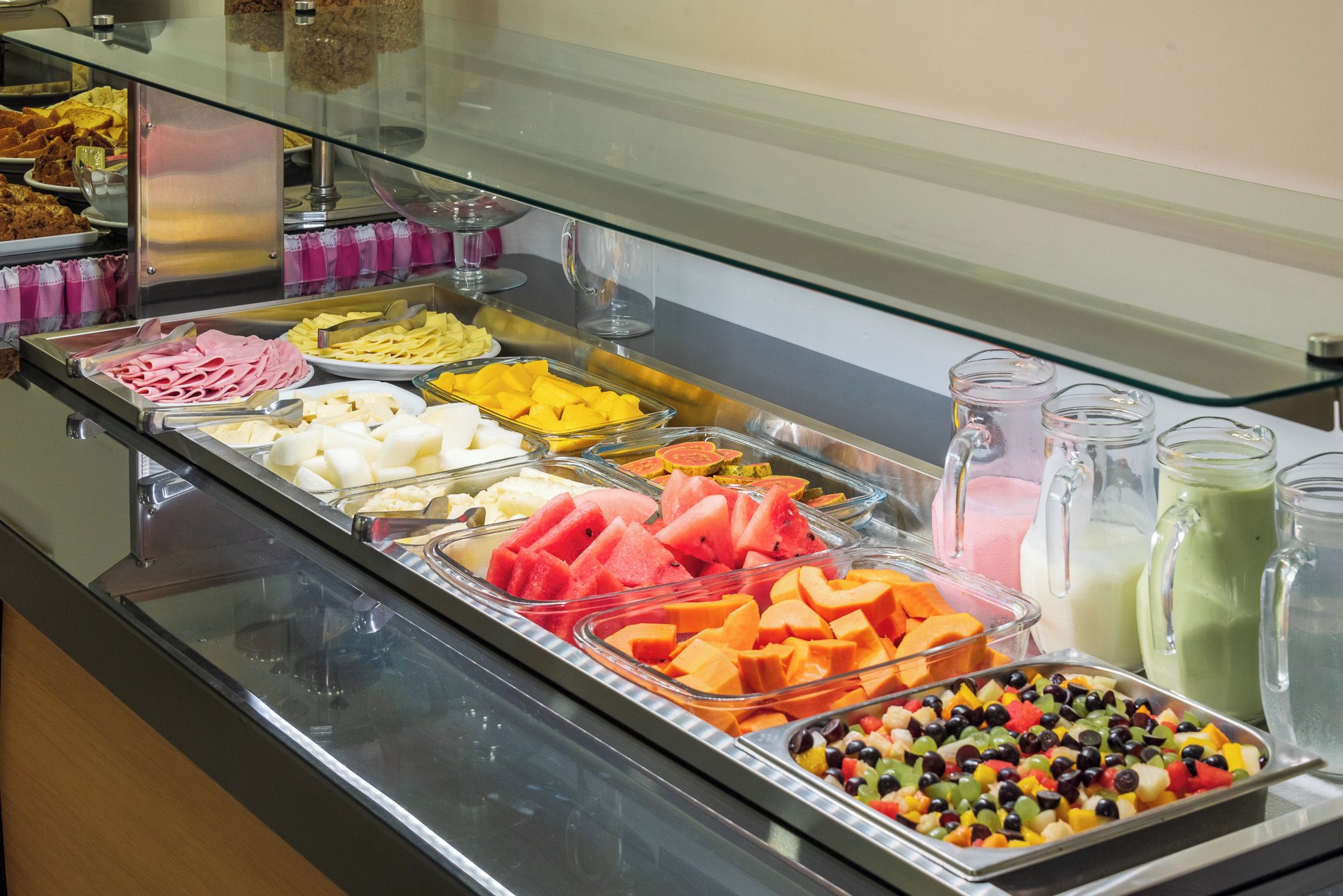 Buffet com diversos alimentos e bebidas.