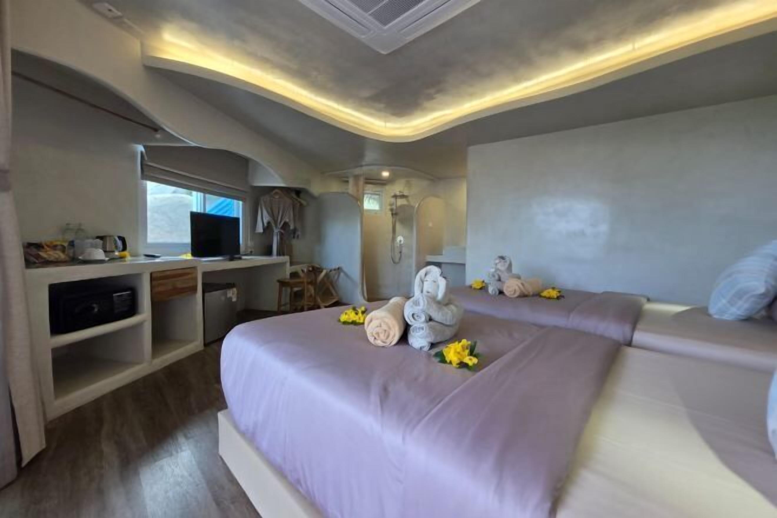 Minibar, cofre no quarto, secretária, ferro/tábua de engomar 