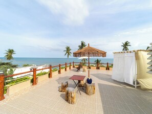 Quarto Deluxe, vista para a piscina | Minibar, cofre no quarto, secretária, ferro/tábua de engomar