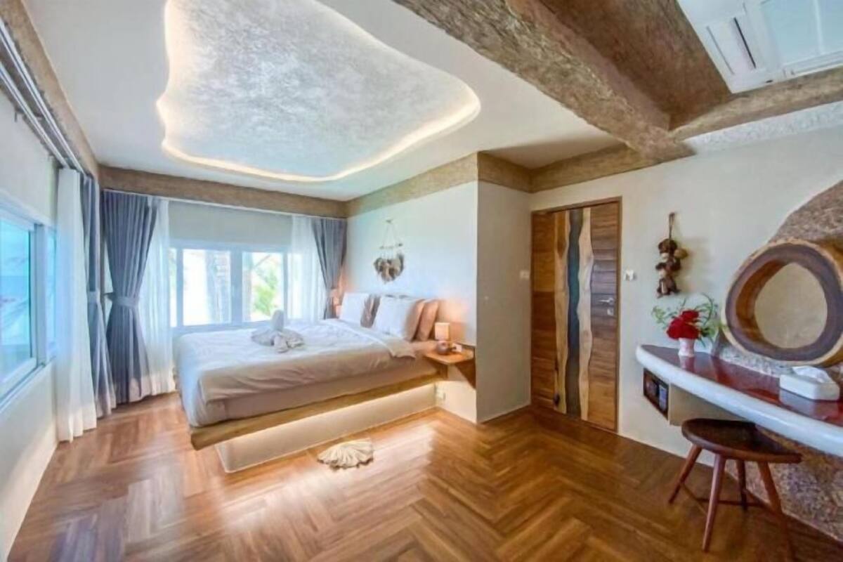 Minibar, cofre no quarto, secretária, ferro/tábua de engomar