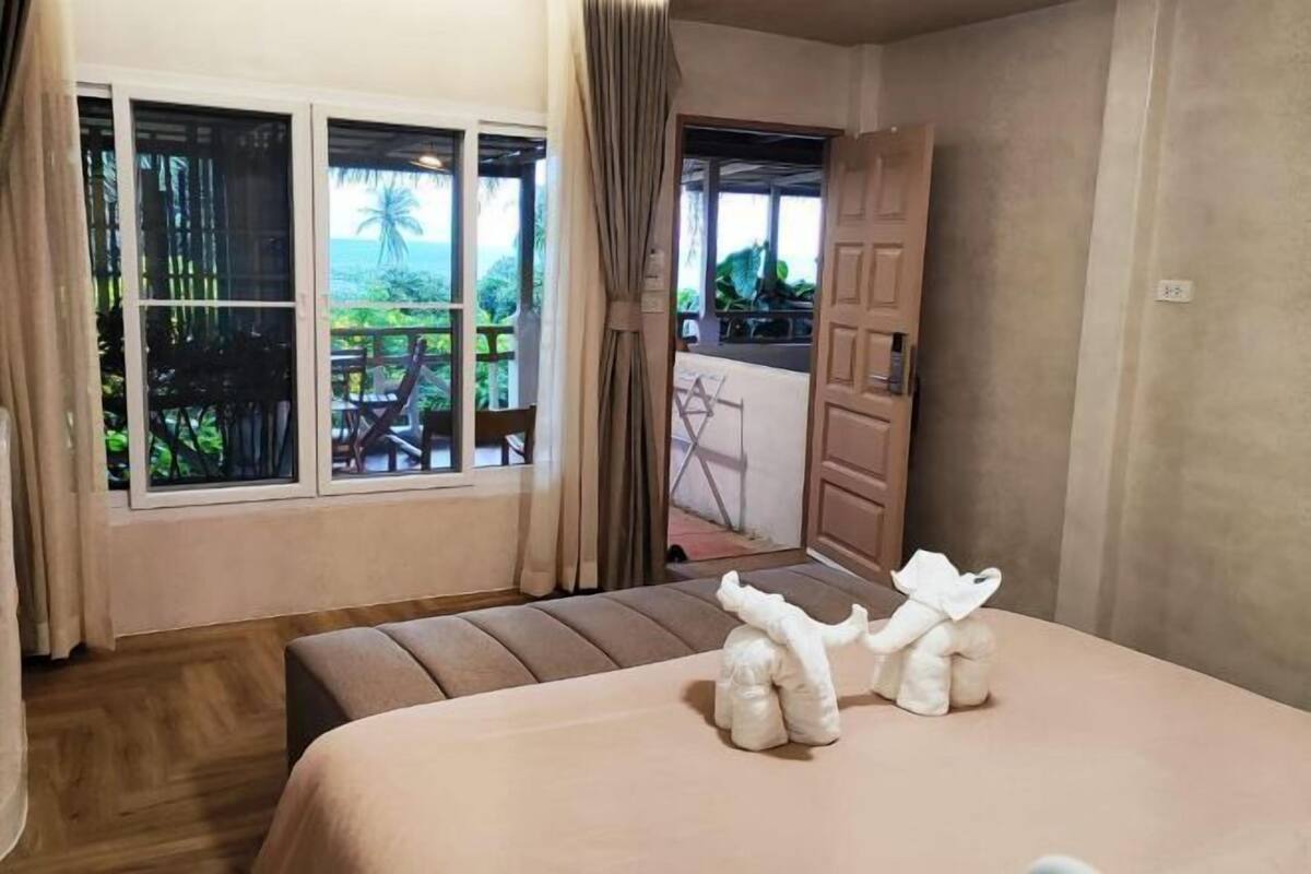 Minibar, cofre no quarto, secretária, ferro/tábua de engomar