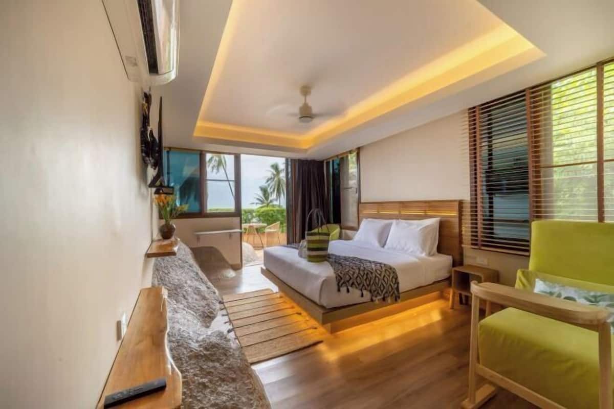 Frigobar, cofres nos quartos, escrivaninha