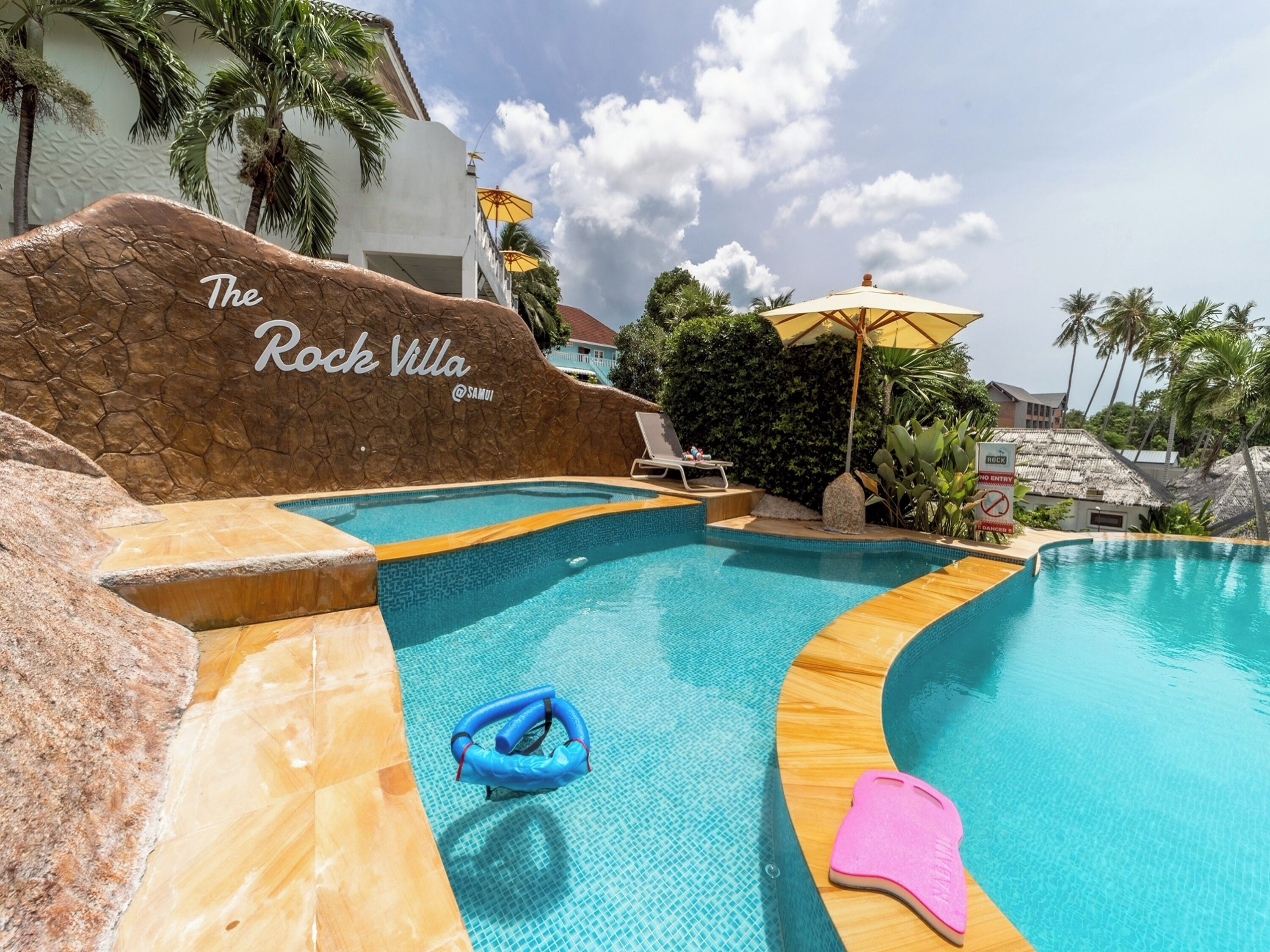 Roupas de cama antialérgicas, frigobar, cofres nos quartos