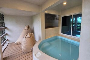 Quarto Familiar, vista para o jardim | Roupa de alta qualidade, edredões de penas