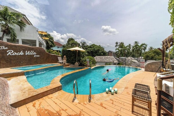 Piscina externa, guarda-sóis, espreguiçadeiras