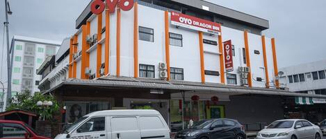 Um edifício com uma placa grande com a inscrição 'OYO', indicando que é um OYO Dragon Inn.