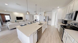 Casa, várias camas | Cozinha privada | Fogão, cooktop, lava-louças, talheres/pratos/utensílios de cozinha
