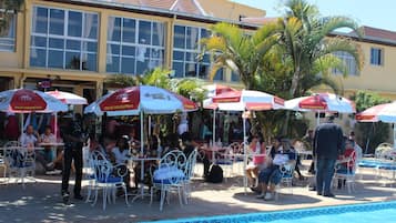 2 piscinas exteriores, guarda-sóis, espreguiçadeiras