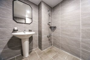 Quarto standard (Korean style heating) | Banheiro | Chuveiro, produtos de toalete de grife, secador de cabelo 