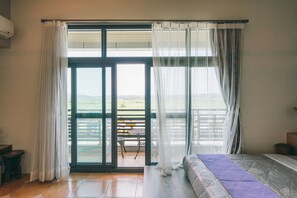 Quarto quádruplo, sacada | Escrivaninha, cortinas blackout, quartos à prova de som