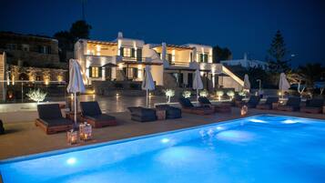 Piscina externa sazonal, funciona das 8h às 20h30, guarda-sóis