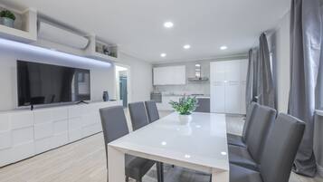 Apartamento, 2 quartos (Glicine) | Sala de estar | Televisor LED