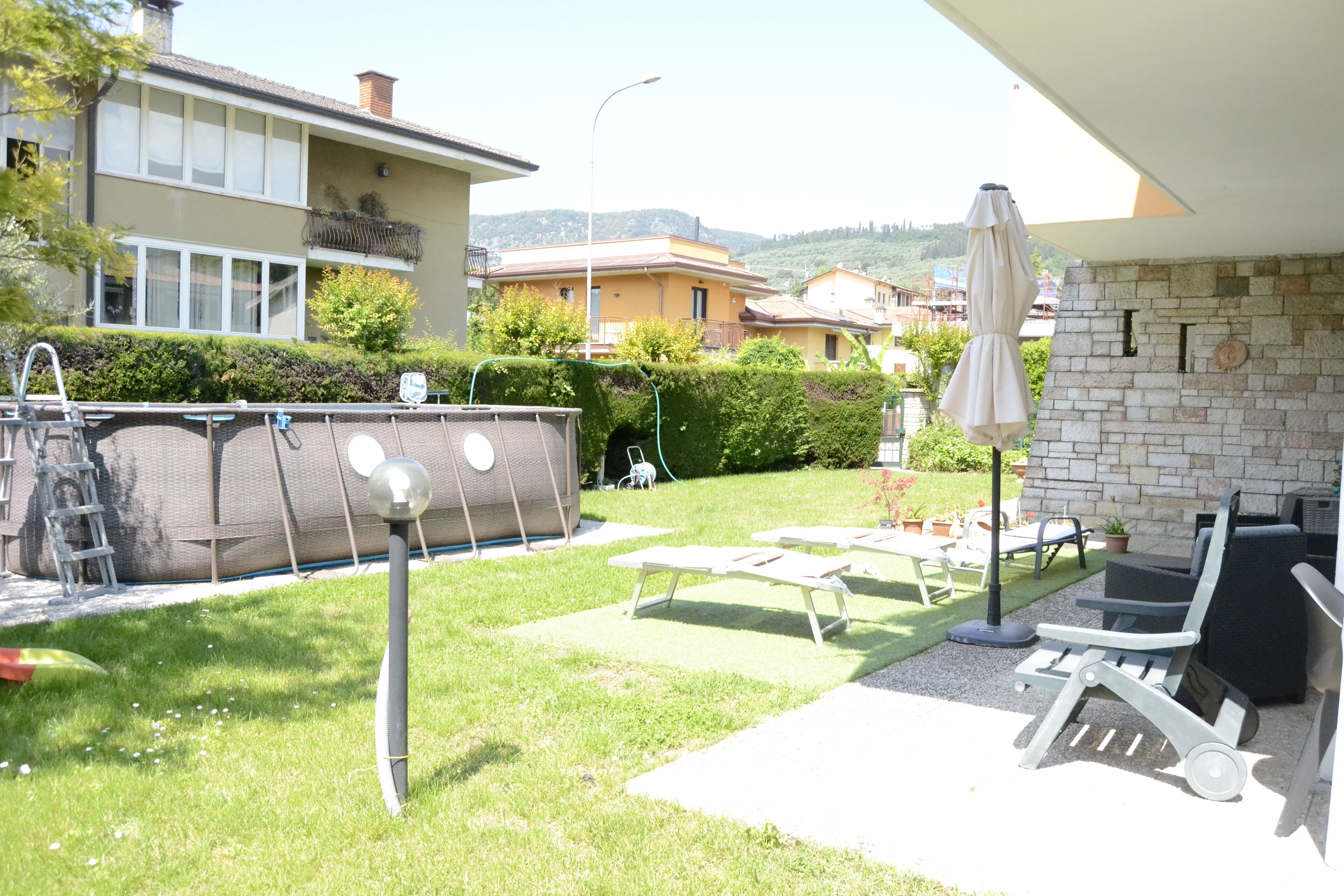 Terraço com espreguiçadeiras