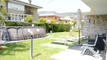 Terraço com espreguiçadeiras