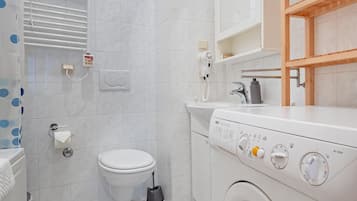 Apartamento standard | Banheiro | Chuveiro, secador de cabelo, toalhas de banho, sabonete