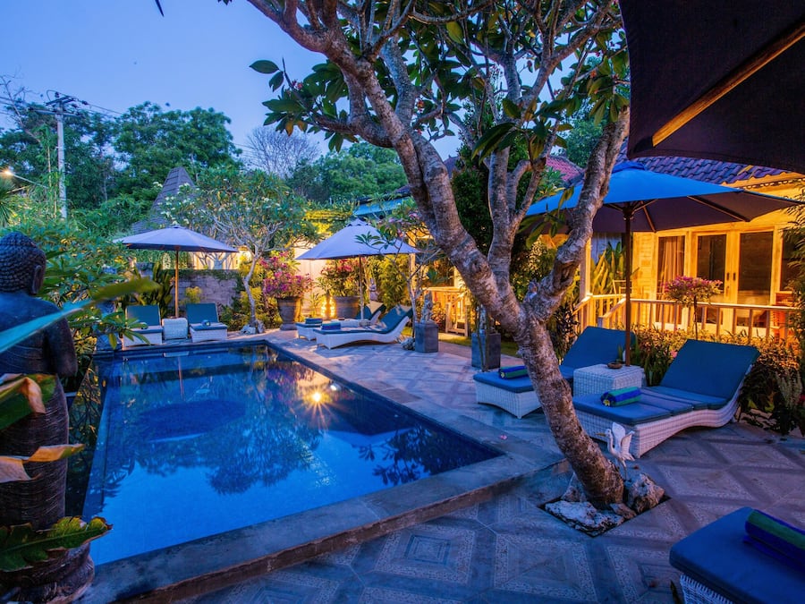 Quarto casal luxo | Área de estar | TV LED