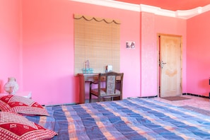Quarto casal básico, 1 cama de casal, vista para a montanha | Camas extras/dobráveis (sobretaxa), Wi-Fi de cortesia, roupa de cama