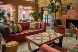 Pequenos-almoços servidos, com espaço para refeições ao ar livre 