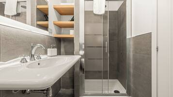 Quarto luxo, 1 quarto, vista para a cidade | Banheiro | Chuveiro, produtos de toalete grátis, secador de cabelo, bidê