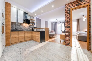 Apartamento (95) | Cozinha americana privada | Geladeira, cooktop, chaleira elétrica