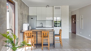 Apartament (13) | Cozinha americana privada | Geladeira, cooktop, chaleira elétrica