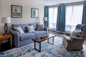 Suite, várias camas | Sala de estar | TV de ecrã plano, leitor de DVD, base para iPod