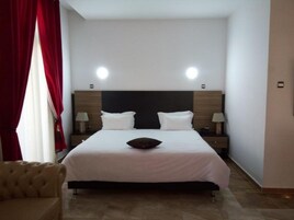 Cofres nos quartos, escrivaninha, cortinas blackout, berços grátis