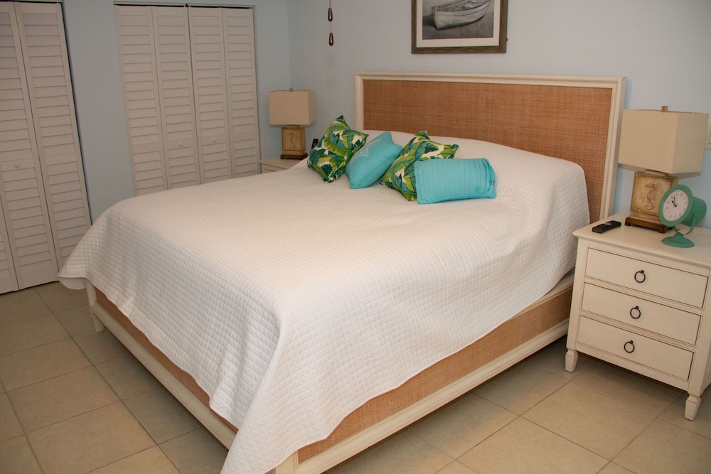 Canal Front Pool Home With Dockage, Jetted Pool, Tiki Hut, 2 Kayaks & 2 Bikes! - Marathon, FL