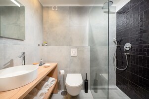 Quarto casal ou duplo luxo, vista para o jardim (with Sofa Bed) | Banheiro | Chuveiro, chuveiro com efeito de chuva, produtos de toalete grátis 