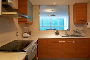 Apartamento Familiar, 3 quartos | Cozinha privada | Um frigorífico/congelador grande, um micro-ondas, um forno 