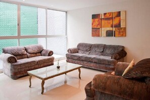 Apartamento Familiar, 3 quartos | Sala | Televisor LED de 30 polegadas com canais por cabo, televisor 