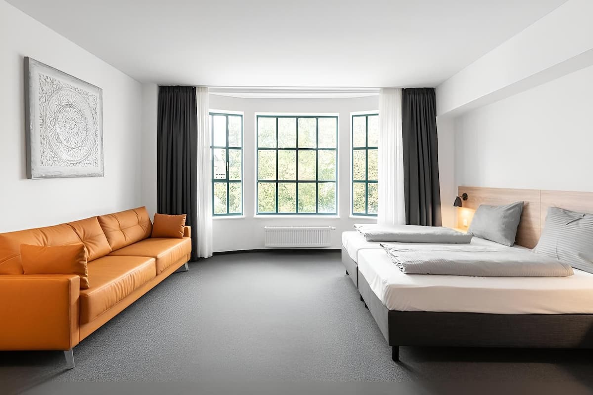 Roupas de cama premium, escrivaninha, espaço de trabalho para notebook
