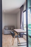 Secretária, secretária adequada para computadores portáteis 