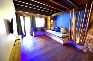 Suite Superior | Sala | Smart TV de 32 polegadas com canais por cabo, televisor 