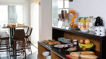 Pequeno-almoço tipo buffet diário (12 EUR por pessoa)