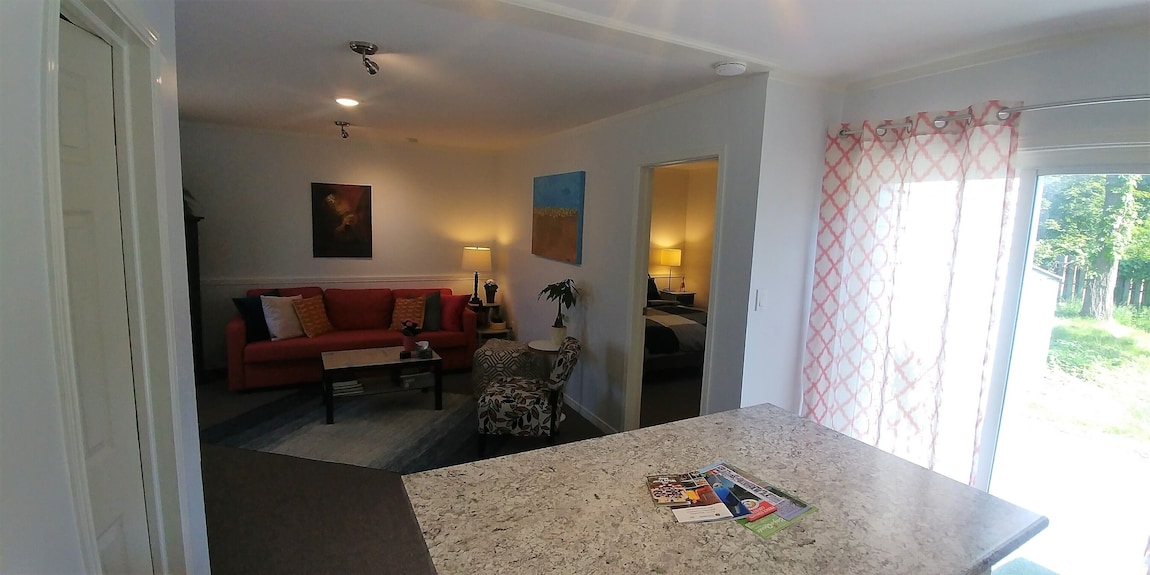 Peaceful, Quiet & Spacious Retreat Right In The Heart Of Quaint Downtown Picton! - Prince Edward