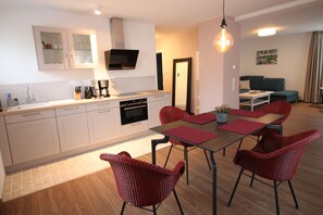 Apartamento Comfort | Cozinha privada | Um frigorífico/congelador grande, um micro-ondas, um forno