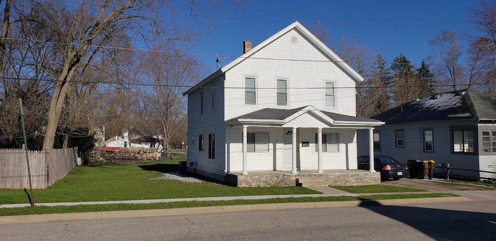 Downtown Ionia 2 Story Cottage - Michigan