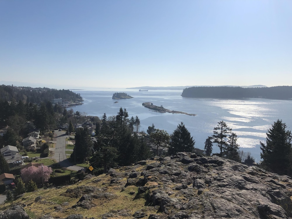 All For You/ 5 Min Walk To Beach/ Hot Tub / 2-story Modern Suite/ 196mbps - Nanaimo