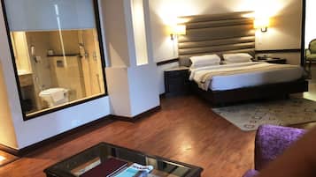 Quarto Presidencial, 1 cama king-size | Sala | Televisor LCD de 32 polegadas com canais de TV premium, televisor