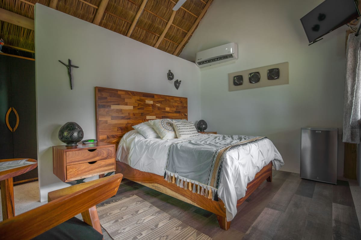 Quarto Duplo Standard, 1 cama king-size | Minibar, secretária, ferro/tábua de engomar, Wi-fi grátis 