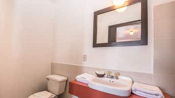 Quarto Clássico, 1 cama queen-size | Casa de banho | Um polibã, um chuveiro fixo, um secador de cabelo (mediante pedido)