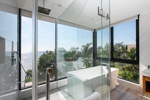 Suite Royal, vista para o oceano | Casa de banho | Uma combinação polibã/banheira, artigos de higiene pessoal grátis 
