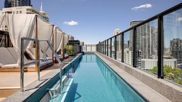 Piscina exterior, espreguiçadeiras