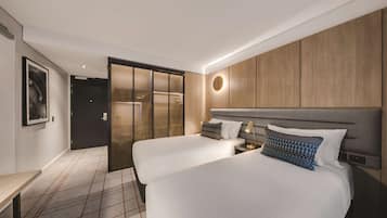 Cofre no quarto, com decoração personalizada